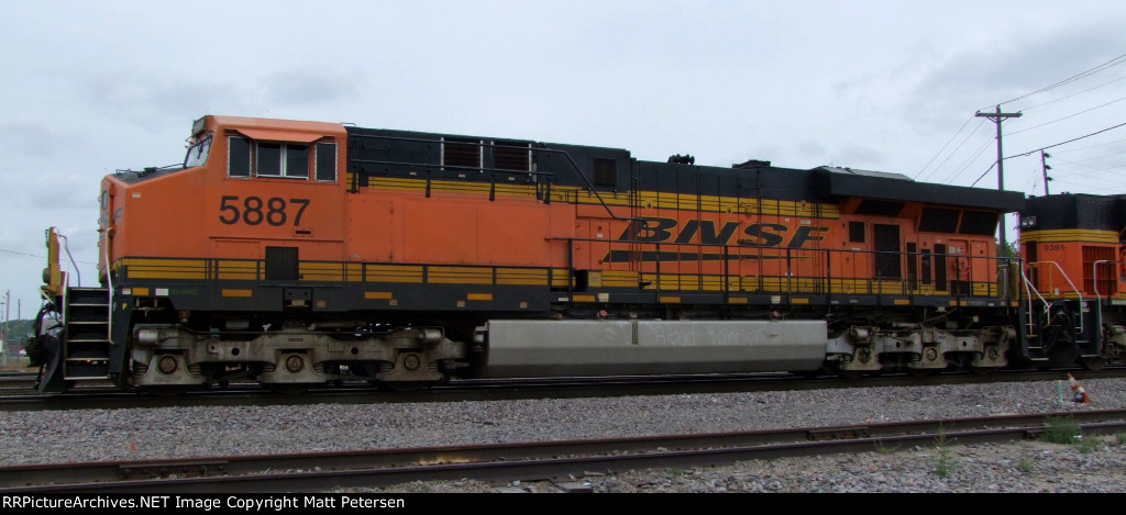 BNSF 5887